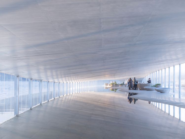 一公里的湖上藝廊！日本建築大師石上純也新作「在水美術館」，漫步於波光粼粼水面 | Bella.tw儂儂